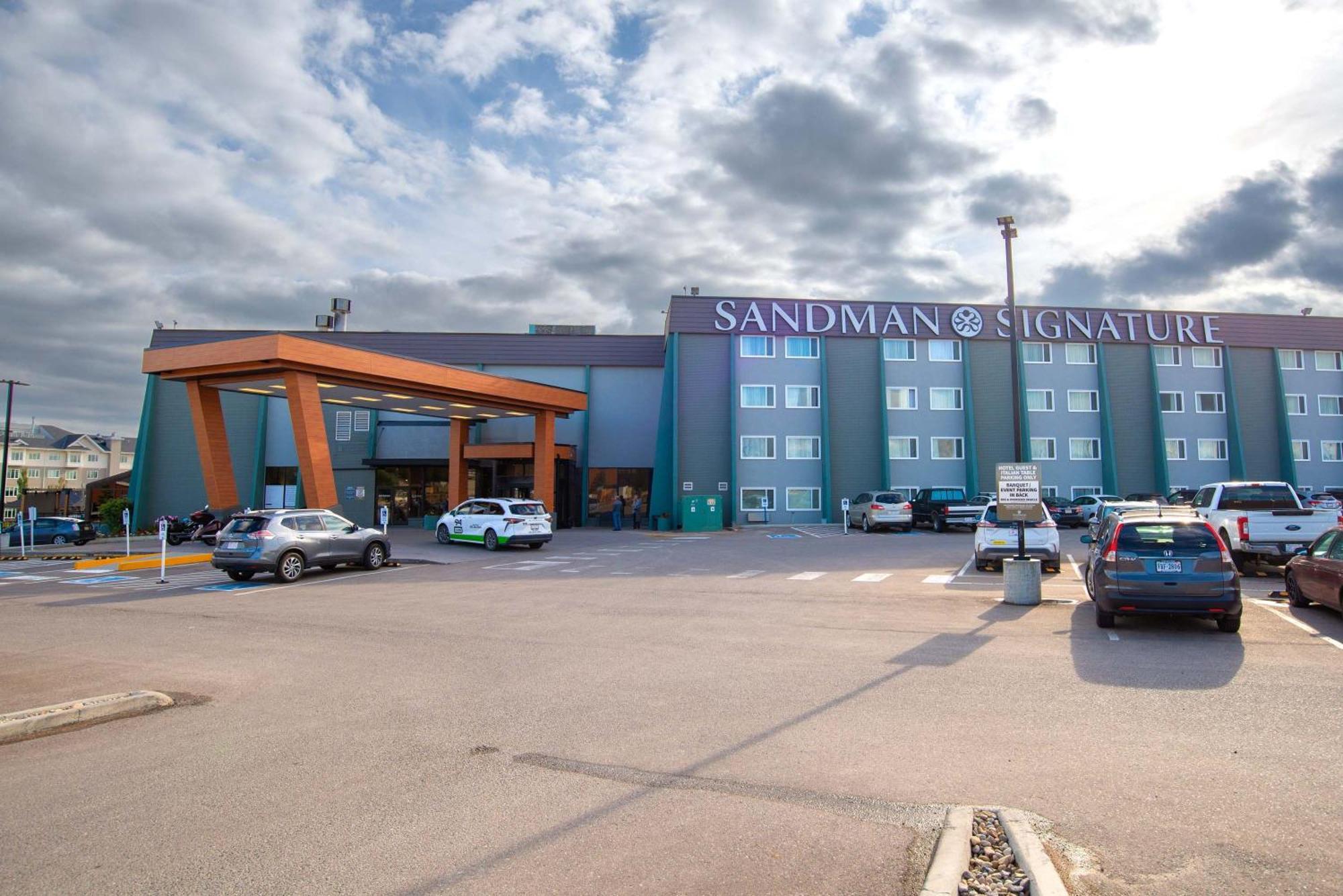 SANDMAN SIGNATURE LETHBRIDGE LODGE | ⋆⋆⋆ | CANADA | SEASON DEALS FROM $91